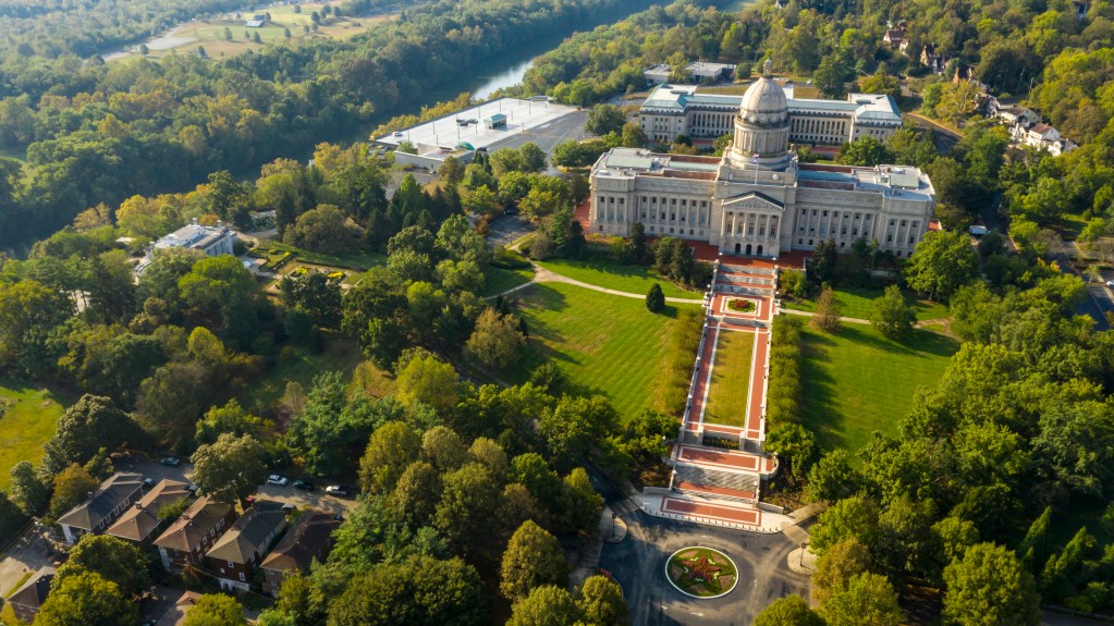 New members of the Kentucky House of Representatives sworn in on day 55 ...